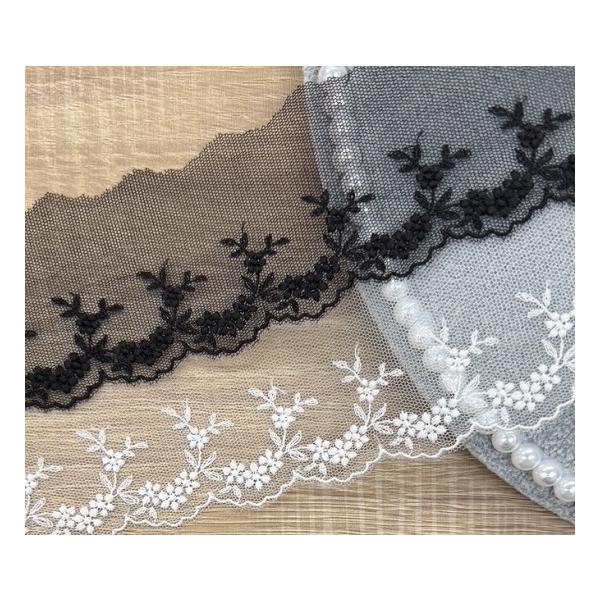 花柄チュールレース ＊販売単位：１M単位販売＊サイズ＊ ※黒はオフホワイトからの後染めになります。オフホワイト：約63mm巾黒:約61mm巾＊色＊ オフホワイト ／黒＊素材＊ 【基布ネット】ナイロン 100%【刺繍表糸】レーヨン 100%【...
