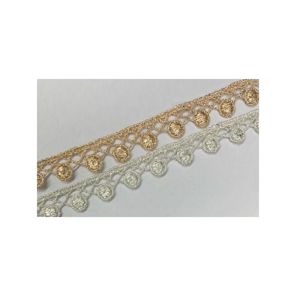 ラメ糸が綺麗なケミカルレースです！ ＊サイズ＊ 12mm巾 ＊色＊ ゴールド / シルバー ＊素材＊　【表糸(ラメ糸)】レーヨン 64%ポリエステル 36%【裏糸】綿 100% ※ご注意 ・お客様の画面上と実物では多少色具合が異なって見える...