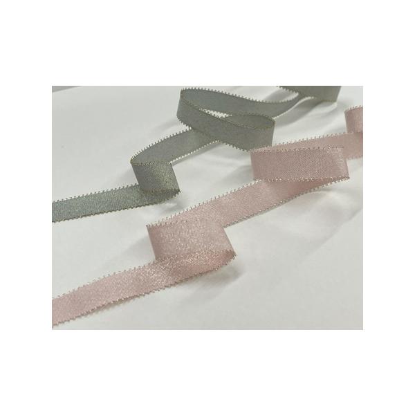 ラメ糸とピコットがかわいいリボンです。薄いリボンですがラメ糸を使用しているのでほどよいハリがあります。※縦糸と横糸の色が異なり、ラメ糸を使用しておりますため　光の当たり方や角度により色の見え方が変わります。*サイズ*10mm巾 ※リボンの巾...