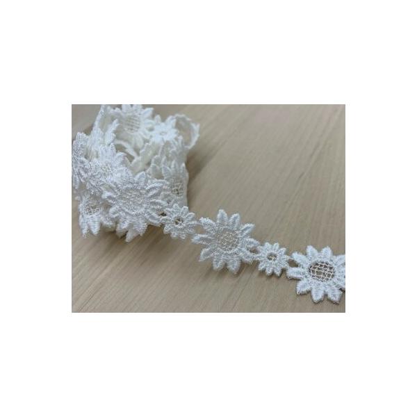 花柄が可愛いケミカルレースです！小物のアクセントやお洋服のリメイクにぴったりです ＊サイズ＊ 【大花】縦:18mm横:18mm【小花】縦:9mm横:9mm※大花・小花それぞれ花1つの大きさです ＊色＊ オフホワイト ＊素材＊ 表糸:綿 10...