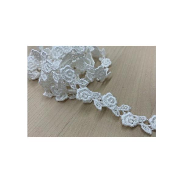 バラが可愛いケミカルレースです!モチーフがつながっているようになっているので1つずつ切り離して小さなモチーフとしてもお使いいただけます。 【サイズ】 14mm巾 【色】 オフホワイト 【素材】 表糸:綿 100%裏糸:綿 100% ※ご注意...