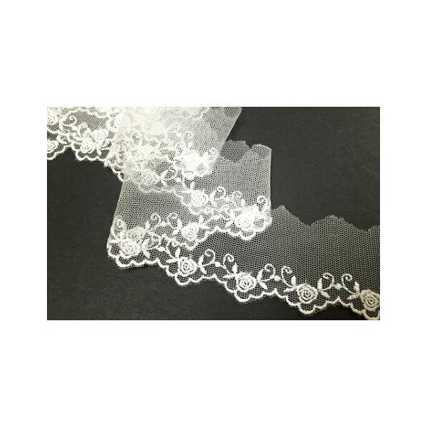 バラ柄が可愛いチュールレースです！ ＊サイズ＊ 45mm巾 ＊色＊オフホワイト ＊素材＊【基布ネット】ナイロン 100%【刺繍表糸】レーヨン 100%【刺繍裏糸】綿 100% ※ご注意 お客様の画面上と実物では多少色具合が異なって見える場合...