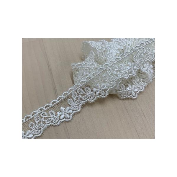 刺繍が細やかでスカラが可愛い花柄のチュールレース 【サイズ】 18mm巾 【色】 オフホワイト 【素材】 基布ネット:ナイロン 100%刺繍表糸:レーヨン 100%刺繍裏糸:綿 100% ※ご注意 ・お客様の画面上と実物では多少色具合が異な...