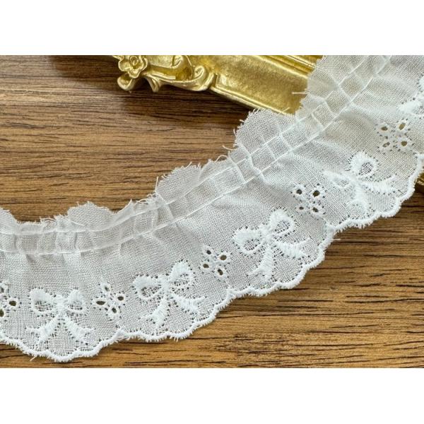 綿フリルレース 　リボン柄が可愛いレースです。こちらのレースはフリルがよってない平レースのお取り扱いもございます。【サイズ】 全体：35mm巾 【色】 オフホワイト 【素材】 綿 100% ※ご注意 お客様の画面上と実物では多少色具合が異な...