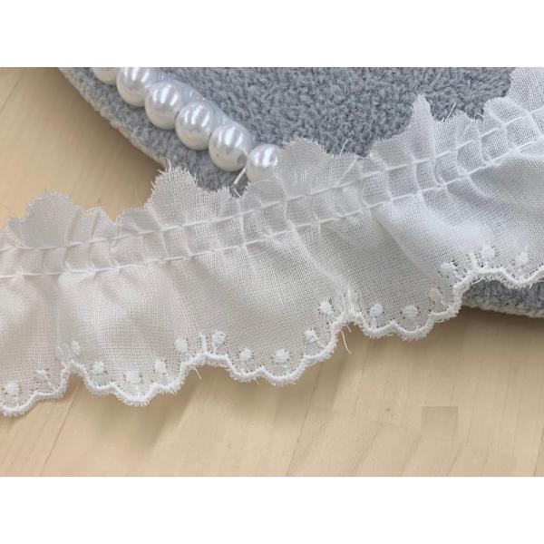 綿フリルレース  水玉柄【サイズ】 全体：40mm巾 【色】 オフホワイト 【素材】 綿 100% ※ご注意 お客様の画面上と実物では多少色具合が異なって見える場合もございます。＊表示単価は１ｍ単位です。　　１ｍ以上、ｍ単位での販売となりま...
