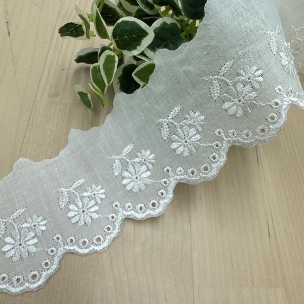 日本製の綿レースです。在庫限りの商品となります。【サイズ】 約50mm巾※一番出ているところを計測しております。【色】 ホワイト 【素材】 基布：綿 100％ 刺繍糸：表レーヨン100％　　　　裏綿100％※ご注意 お客様の画面上と実物では...