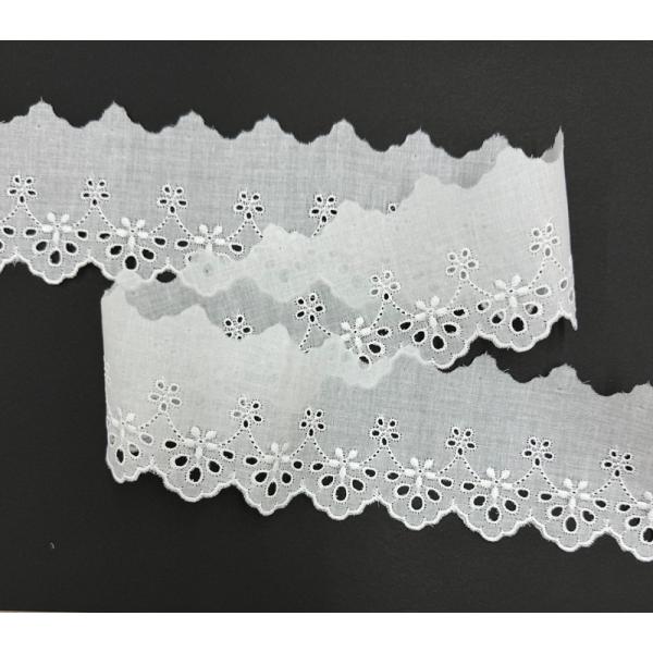 日本製の綿レースです。お花の刺繍が可愛いレースです。在庫限りの商品となり、数量に限りがありますがお買い得商品です。【サイズ】 約56mm巾※一番出ているところを計測しております。【色】 ホワイト 【素材】 綿 100％ ※ご注意 お客様の画...