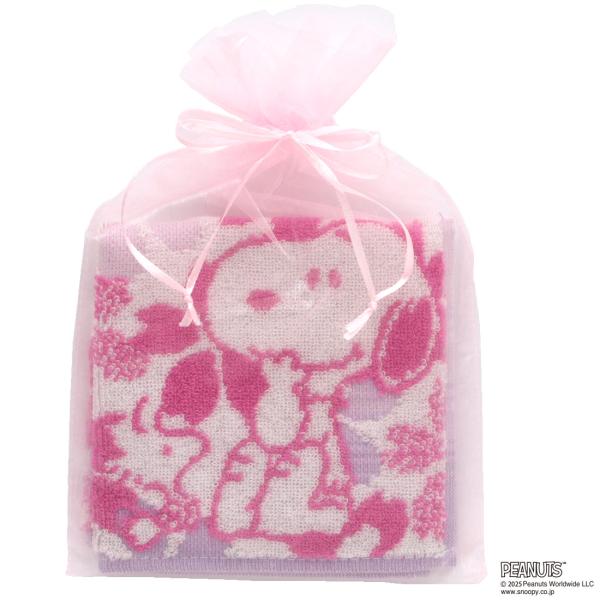 約25×25cm綿100％中国製スヌーピーとウッドストックが満開の桜の中を眺めているかわいらしいデザイン。桜の花びらのグラデーションカラーもポイントです。毎年人気のスヌーピー桜シリーズです。オーガンジー巾着入りでギフトにもピッタリ。【PEA...
