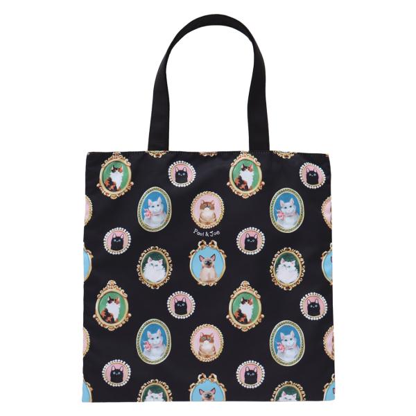 バッグ本体：タテ約38cm ヨコ約38cm折りたたみサイズ：タテ約7cm ヨコ約14cm表地：ポリエステル中国製大きめのサイズ感で、大容量のポータブルバッグ。内側にある纏め紐で、畳んでコンパクトに纏められます。PAUL &amp; JOEを...