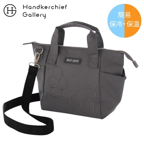 バッグ本体：高さ/幅約21cm マチ約11cmストラップ：幅約3cm 長さ約61?119cm （金具含まず）表地：ポリエステル 裏地：ポリエステル中国製アイコン“デイジー”が刺繍された簡易保冷保温バッグ。サイドのポケットはスマートフォンやI...