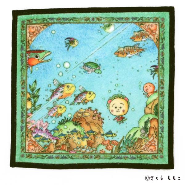 約20×20cmポリエステル90％ ナイロン10％日本製原画イラストのデザインを裏表の両面でお楽しみいただけます。表面では泳いでいるコジコジ、裏面ではそのコジコジを窓から覗いているやかん君とペロちゃんがポイントになったデザインです。マイクロ...