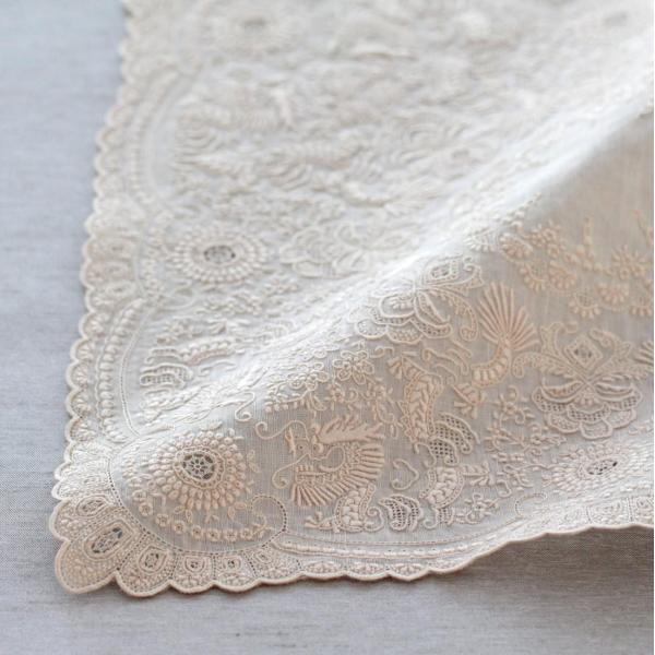 約30×30cm中国製本体：麻100％　刺繍糸：綿100％中国汕頭（スワトウ）地方に息づく汕頭刺繍は母から娘に受け継がれる手仕事の妙技。１８世紀、イタリアの宣教師によってもたらされたヨーロッパの刺繍の粋は、中国の美意識と少女たちの細やかな手...