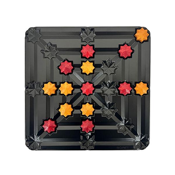 本体サイズ（約）：幅26×奥26cmパッケージサイズ（約）：幅28×奥28×高6cmセット内容：木製ボード、木製駒16個対象年齢：8歳以上