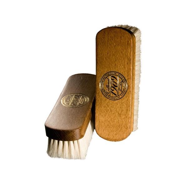 カラー：ホワイト本体サイズ（約）：幅15.0cm×奥4.8cm×高4.0cmパッケージサイズ（約）：幅15．3×奥5.0×高4.2cm重量（約）：125g素材：［木部］ブナ材、［毛］山羊保証期間：1年間原産国：ドイツ