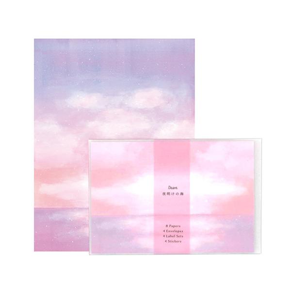 柄：夜明けの海本体サイズ（約）：［便箋］縦185×横135mm　［封筒］縦95×横142mm（定型内）セット内容：便箋×8枚、封筒×4枚、宛名ラベル×4枚、封かんシール×4枚素材：［便箋／封筒］紙　［宛名ラベル］シール紙　［封かんシール］透...
