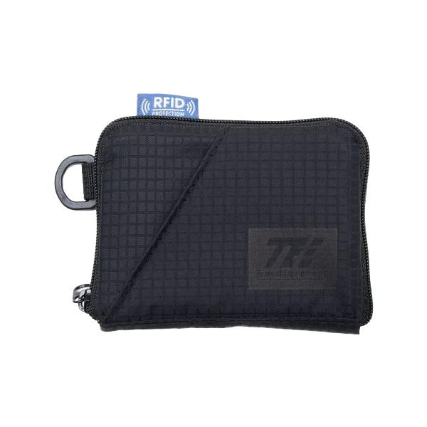 カラー：ブラック本体サイズ（約）：縦150×横80×厚15mm重量（約）：35g素材：［本体］ナイロン　［裏地］ポリエステル　［樹脂パーツ］ポリアセタール　：［RFIDプロテクト］ポリエステル、銅、ニッケル