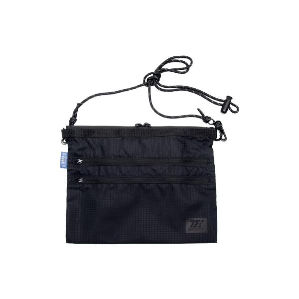 カラー：ブラックサイズ（約）：［本体］縦190×横250mm　［ショルダー紐］長1400mm重量（約）：95g素材：［本体］ナイロン　［裏地］ポリエステル　［ショルダー紐］ポリエステル　：［RFIDプロテクト］ポリエステル、銅、ニッケル