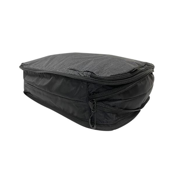 カラー：メランジブラック本体サイズ（約）：［圧縮前］幅34×奥27×高10cm　［圧縮後］幅34×奥27×高3cm容量（約）：［最大］9L素材：ナイロン／ポリエステル混合