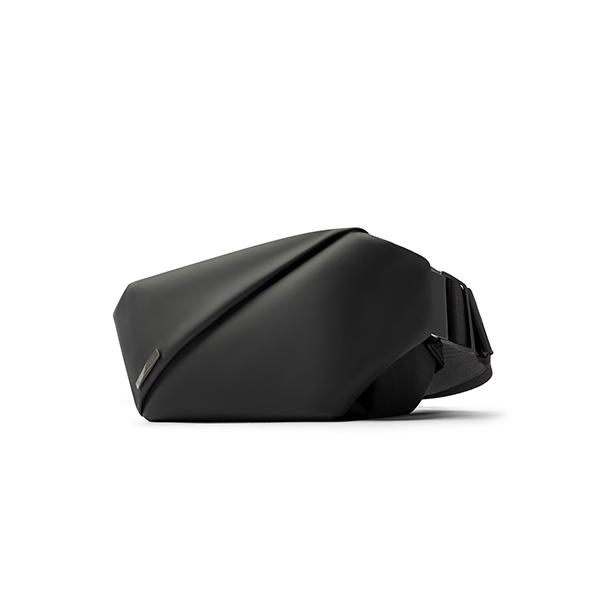 カラー：ブラック本体サイズ（約）：［本体］幅38×奥12×高16cm　［ショルダー］長34〜98.5cm（調整可能）容量（約）：2L重量（約）：350g素材：ポリエステル