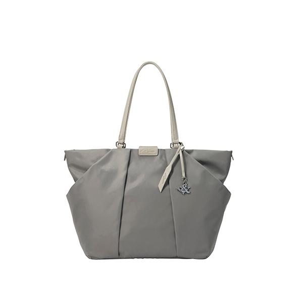 カラー：グレー本体サイズ（約）：幅47×奥14×高33cm重量（約）：620g容量（約）：18L素材：ナイロンツイル（PU加工）付属品：ブランドロゴチャーム、PCケース