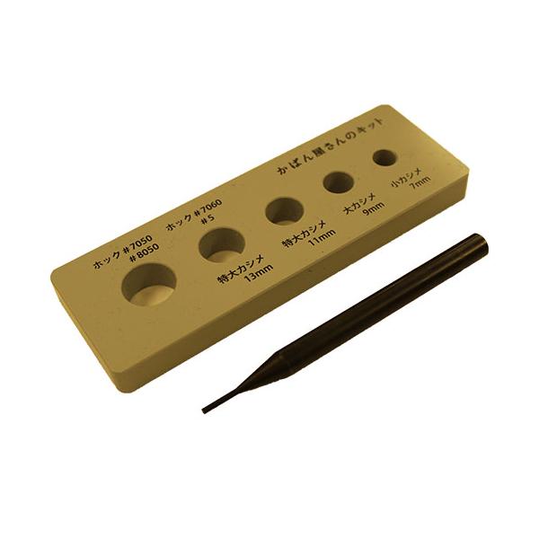 本体サイズ（約）：幅13×奥4.5×高1cmパッケージサイズ（約）：幅13×奥6.5×高1.5cm重量（約）：0.11kg素材：［本体］硬質塩化ビニール　［ピンポンチ］合金付属品：ピンポンチ