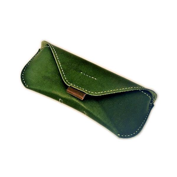 カラー：（本体革）緑、（ミミ革）チョコ本体サイズ（約）：［完成時］縦75×横180×厚30mm素材：牛革セット内容：牛革、金具、糸、針、両面テープ、取扱い説明書