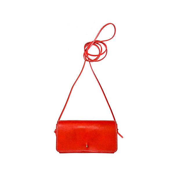 カラー：赤本体サイズ（約）：［完成時］幅18×高10×厚2cm素材：牛革セット内容：牛革、糸、針、両面テープ、取扱い説明書