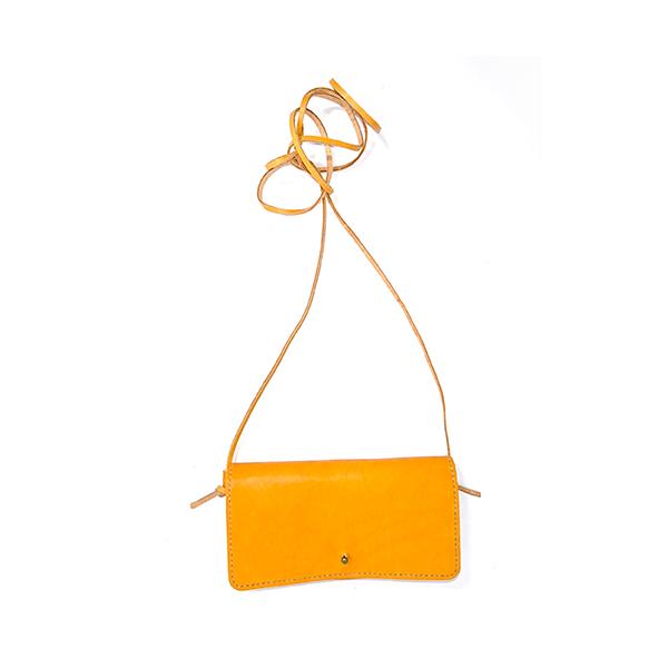 カラー：黄本体サイズ（約）：［完成時］幅18×高10×厚2cm素材：牛革セット内容：牛革、糸、針、両面テープ、取扱い説明書