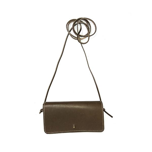 カラー：チョコ本体サイズ（約）：［完成時］幅18×高10×厚2cm素材：牛革セット内容：牛革、糸、針、両面テープ、取扱い説明書