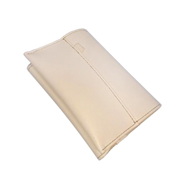 カラー：ナチュラル本体サイズ（約）：［完成時］縦165×横115×厚15mm素材：フランスヌメセット内容：牛革、糸、針、両面テープ、取扱い説明書