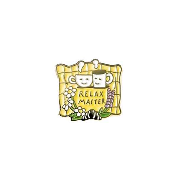 デザイン：RELAX本体サイズ（約）：縦25×横25×厚12mmペッケージサイズ（約）：縦98×横73×厚12mm重量（約）：10g素材：［ピンズ］鉄、真鍮、ゴム(留め具)　［パッケージ］紙、PET