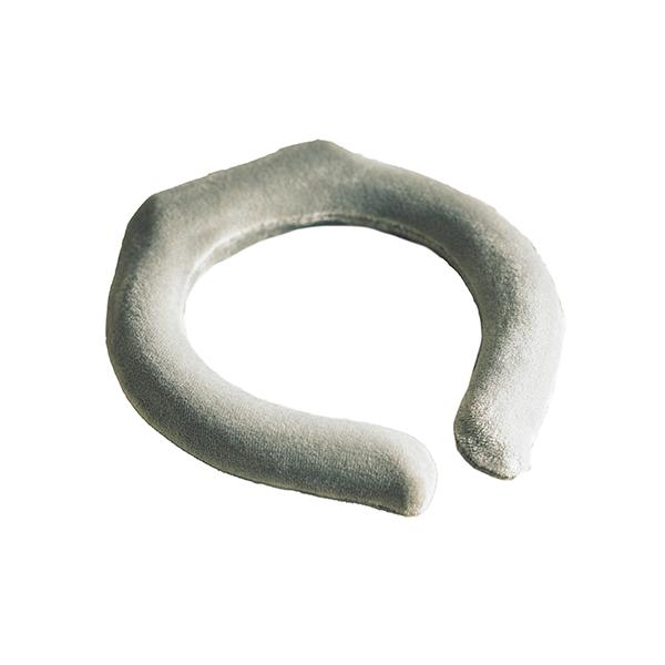 カラー：グレー本体サイズ（約）：幅15×奥17.5×高2.6cm重量（約）：165g素材：［本体］シリコン　［専用カバー］ポリエステル100％付属品：専用カバー、USBケーブル（DC）、取扱説明書保証期間：ご購入日より1年間（購入履歴画面等...