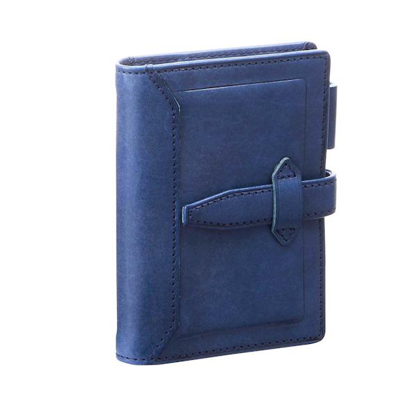 カラー：ブルー本体サイズ（約）：［本体］縦120×横94×厚24m　［リング］内径11mm重量（約）：108g素材：ヌメ革（牛革）付属品：パーソナルプロフィール×1枚、横罫ノート（5mm）×50枚