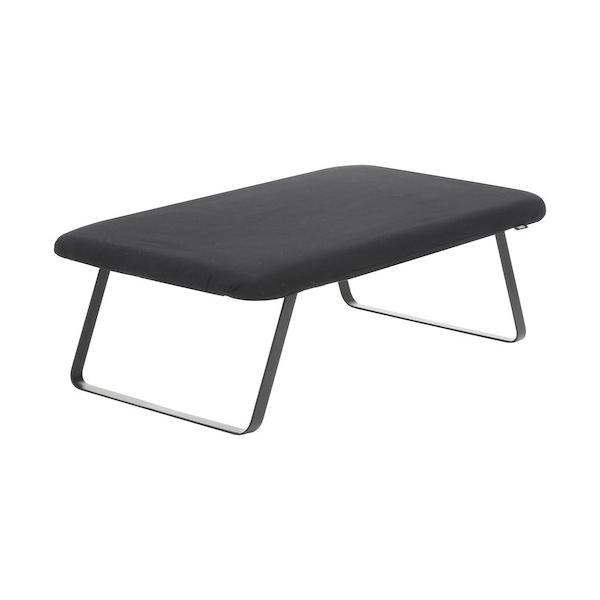 カラー：ブラック本体サイズ（約）：［使用時］幅60×奥36×高21cm　［収納時］幅60×奥36×高4cm素材：［天板／脚部］スチール（粉体塗装）　［表面布］綿100％　［クッション材］ポリエステル　：［フック］スチール（ユニクロメッキ）