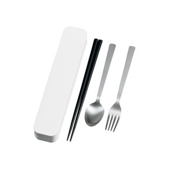 カラー：ホワイトサイズ（約）：［箸］長210mm　［スプーン/フォーク］長180mm　：［ケース］幅222×奥44×高29mm　素材：［ケース］耐熱ABS　［箸］天然木　［スプーン/フォーク］18-8ステンレス
