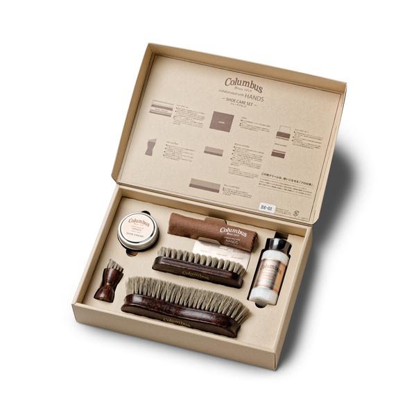 パッケージサイズ（約）：幅305×奥220×高60mm   セット内容：シュークリーム（ブラック）、クリームブラシ、クロス1枚、　：ポリッシングブラシ、クリーニングブラシ、シュークリーナー