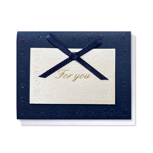 カラー：ネイビー本体サイズ（約）：縦75×横100mm重量（約）：8g素材：紙仕様：エンボス加工、箔押し、リボン付、中紙付