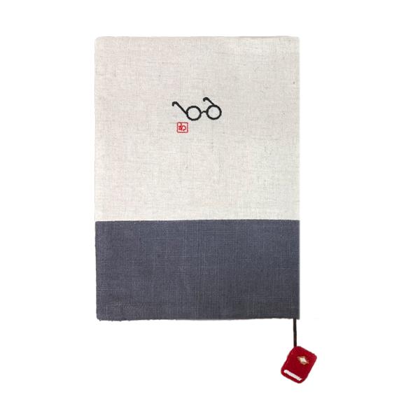 カラー：生成り／灰本体サイズ（約）：縦16.5×横12cm（折りたたみ時）適応サイズ（約）：文庫サイズ素材：［本体］綿麻　［しおり］フェルト