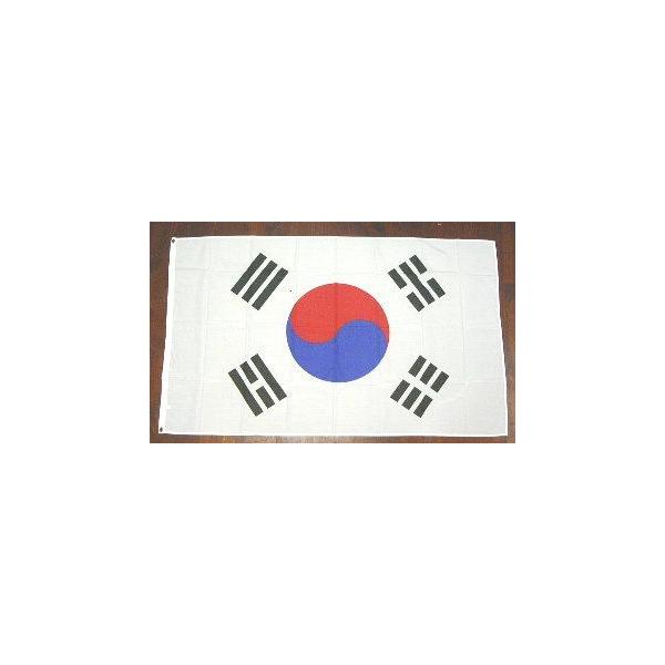 素材：ポリエステル100％サイズ：約90cm×約150cmハトメ：2箇所（穴の直径：約10mm）国旗の品揃えは、大（約90cm×約150cm）・中（約60cm×約90cm）・小（約30cm×約45cm、棒付き）の3サイズ、アメリカ・カナダ・...