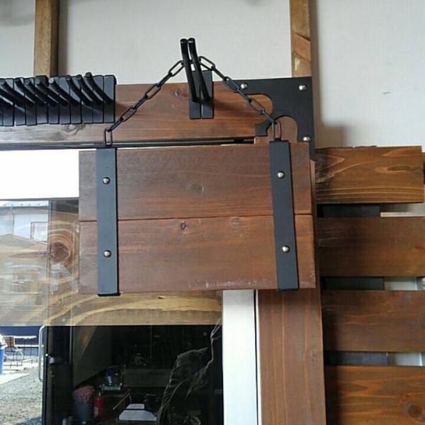 既製品の看板と違い本物だけが持つ重厚感、木のぬくもりによりあなたのお店をワンランク上に引き立てます。美容院、ネイルサロン、アウトドアショップ、ドッグカフェ、グランピングカフェ、レストランなどでご使用いただいています。ディスプレイとしても良い...