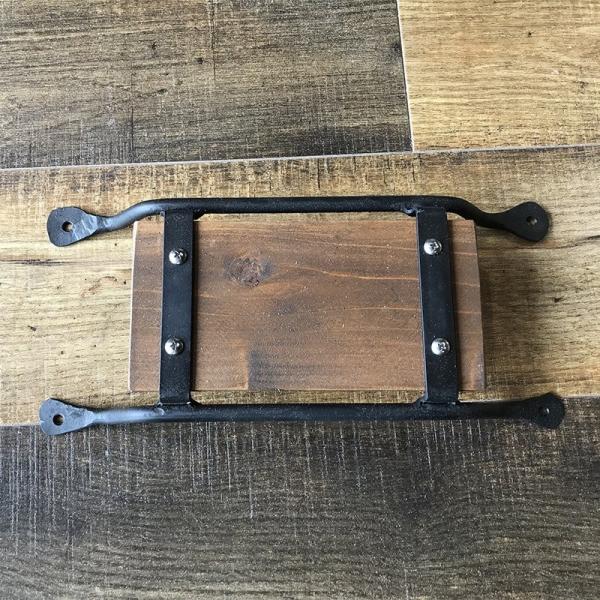ハンドメイドのネームプレートです。無垢材をそのまま使い自然感を活かしたインダストリアルな仕上がりになっています。肌触りも滑らかです。内装工事や店舗デザインの設計・施工を行っているプロの職人が丁寧に作ります。アイアンの曲げ加工は一つ一つ形状が...