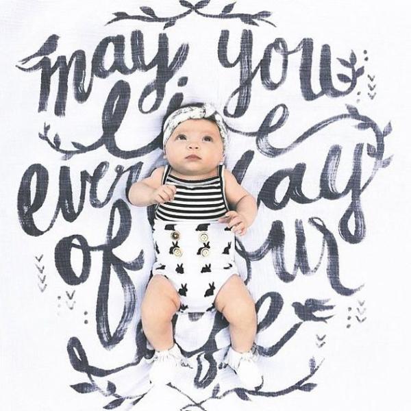 ●サイズ120cm×120cm●素材オーガニックコットン100％クールなプリントとメッセージが込められた、ロサンゼルス発おくるみブランド≪Coveted Things≫のスワドルです。メッセージ内容：May you live every d...