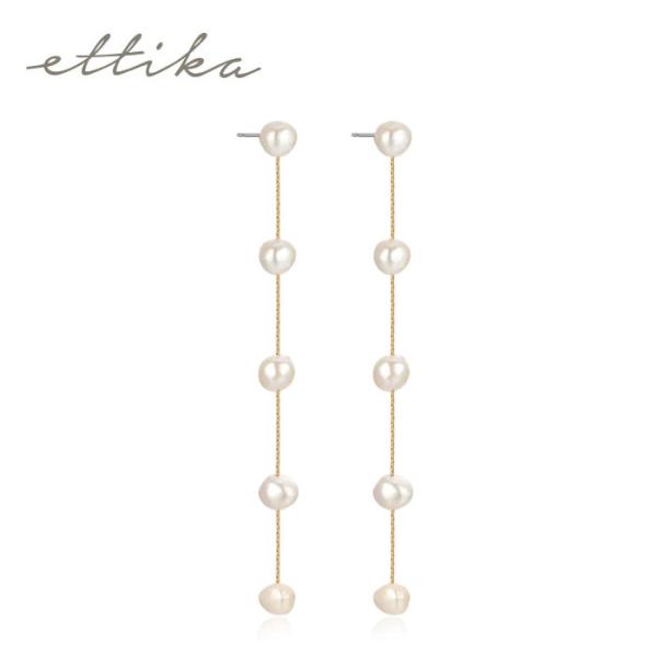 【サイズ】全長：約11cm／パール直径：約8mm【素材】18K Gold Plated 18金コーティング仕上げ淡水パールポスト：ニッケルフリー サージカルスチール2006年に、ロサンゼルスのビバリーヒルズで Ettie Rafaeli と...