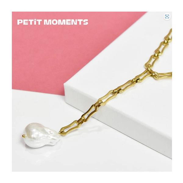 【サイズ】チェーンの長さ：約44cmアジャスター：約5.5cmY字チェーンの長さ：約5.5cmパール：タテ約22mm×ヨコ約13mm【主素材】ステンレススチール／フェイクパール【コメント】ロサンゼルス発のブランド≪PETiT MOMENTS...