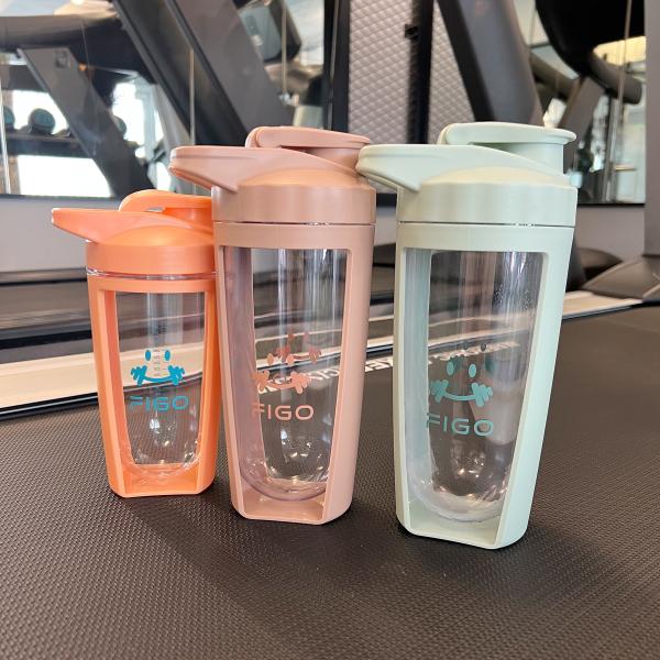 GYM&amp;FUNC FIGOブランドの大容量710mlプロテインシェイカーです。 ペールトープとオパールグリーン 2色をご用意しております。キャップ部は押しこまなくても軽い力で閉じる事が可能で、閉じれば完全に液漏れをブロック。臭いを防...