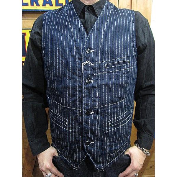 SUGAR CANE 9oz. WABASH STRIPE WORK VEST SC12654入荷しました。9オンスのウォバッシュストライプ生地で仕立てたワークベスト。後身頃には11オンスのデニム生地を使用している。身頃に打ち付けられたタッ...