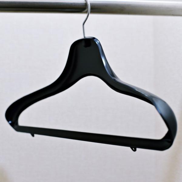 紳士、婦人用に使用できるプラスチックハンガー。ジャケット、コート、Tシャツ、Yシャツ等、幅広い衣類に対応したハンガーです。立体的な形状の作りなので、衣類の肩部分にふっくらとした厚みのある掛け心地です。本体材質はPS(ポリスチロール)、フック...
