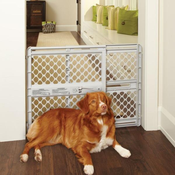 １９５３年から人とペットのための商品を作っているメイドインUSAブランド！わんちゃんが部屋から部屋へ移動できないようにするドッグゲートです。主に階段の一番上の部分に取り付けるゲートです。特徴は片手で操作できることと安全ロック設計の部分です。...