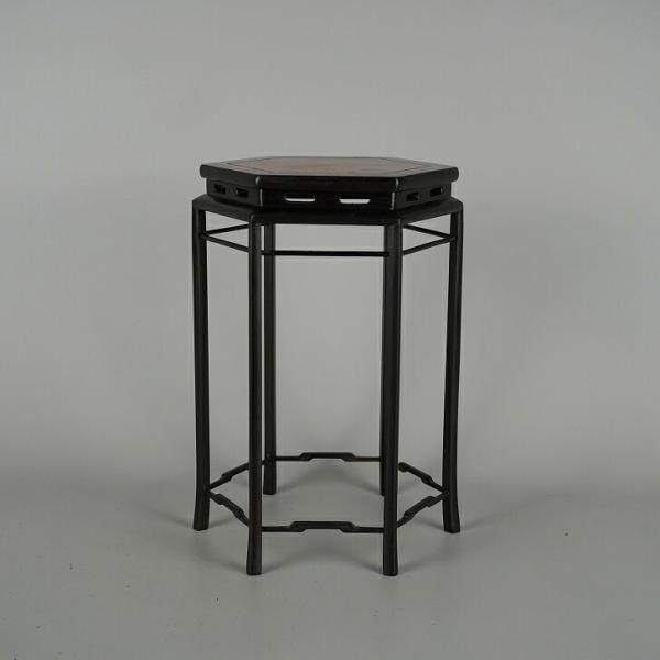 品名 　小品卓 花台 (卓台/飾卓)サイズ 　高さ　約 25センチ　　横幅　約 16.3センチ　(15cm）　奥行　約 14.3センチ　(13.5cm)商品状態 　キズ等があります。　中古品の為、画像に写っていない小さなヒビ、欠け、キズ、汚...