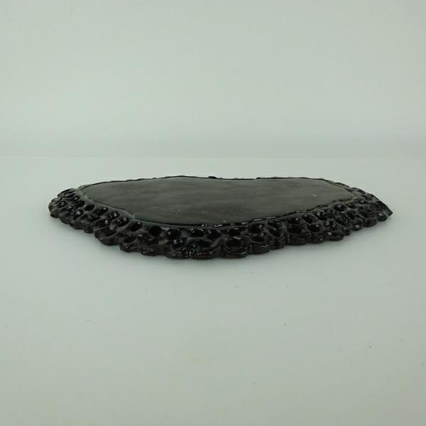 品名 　地板　(卓台・小品卓)サイズ 　高さ　約0.8センチ　　横幅　約19センチ　奥行　約13センチ商品状態 　中古品の為、画像に写っていない小さなヒビ、欠け、キズ、汚れなどある場合があります。注意点 　モニターの発色具合によって、実際の...